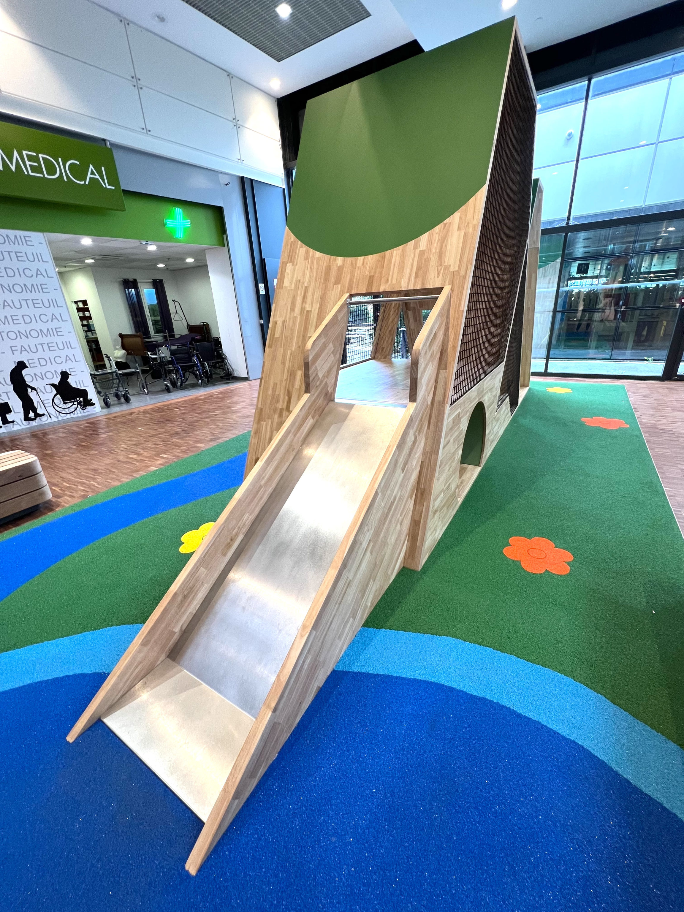 Volcanic play area - Shopping Centre Cora - Galimmo - Bleu et associés