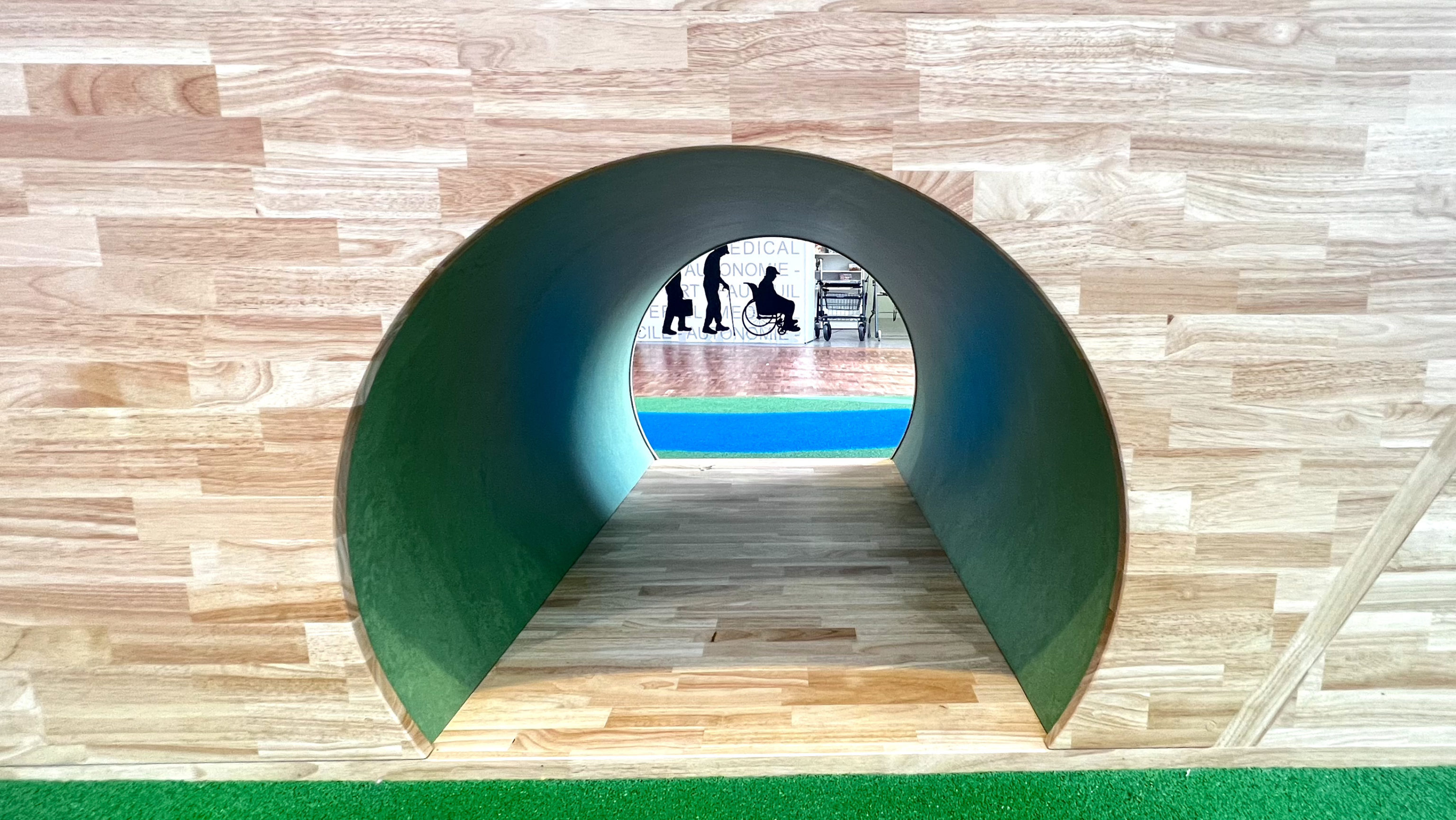 Espace enfants volcanique - Centre Commercial Cora Galimmo - Bleu et ...